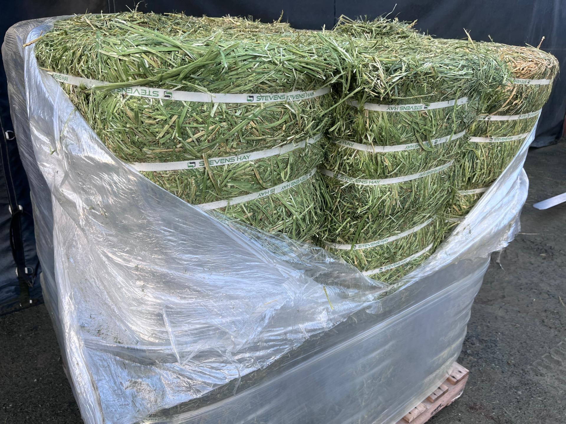 Bales Sales with pictures :: Fraser Valley Hay Brokers